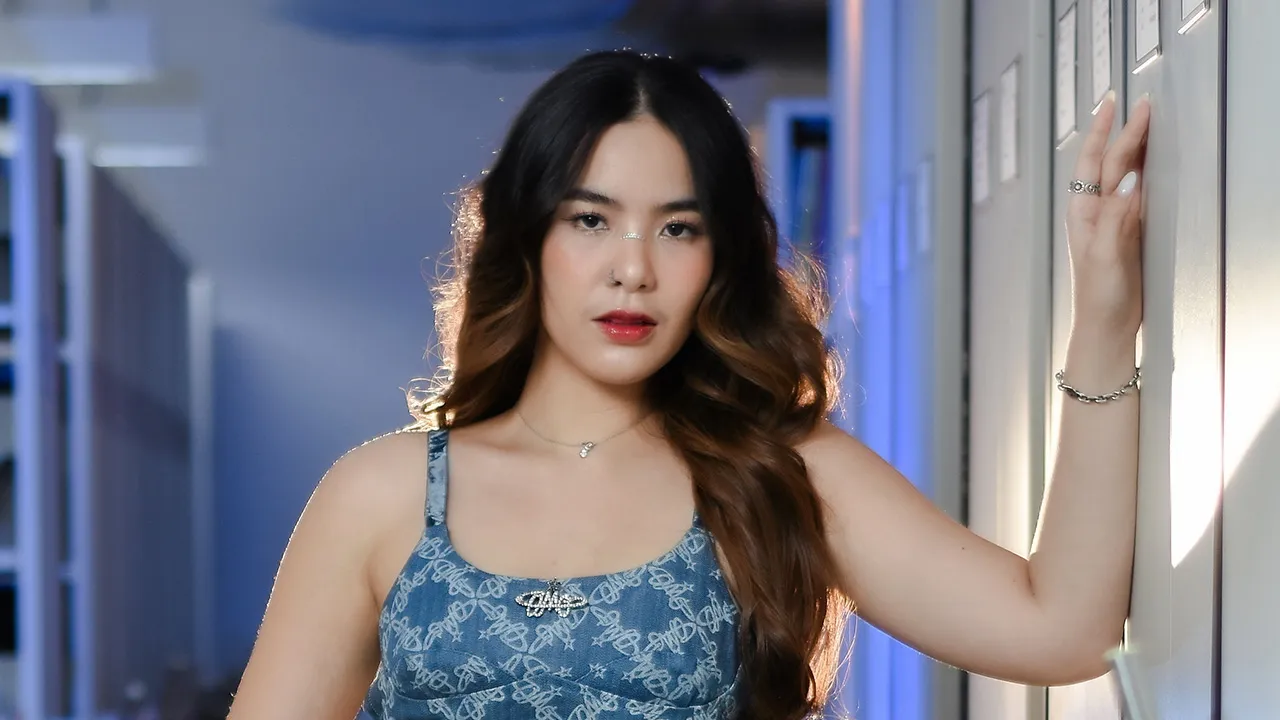 ปังไม่หยุด "มีนตรา" นักร้องสาวเสียงขยี้ใจ เพลงดังเป็นกระแส ทะลุร้อยล้านวิว