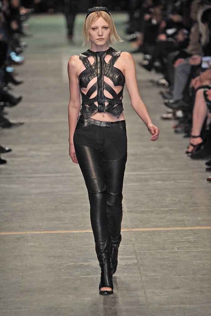 10 ลุคที่ดีที่สุดโดยดีไซเนอร์ Ricardo Tisci ฝากไว้ให้ Givenchy