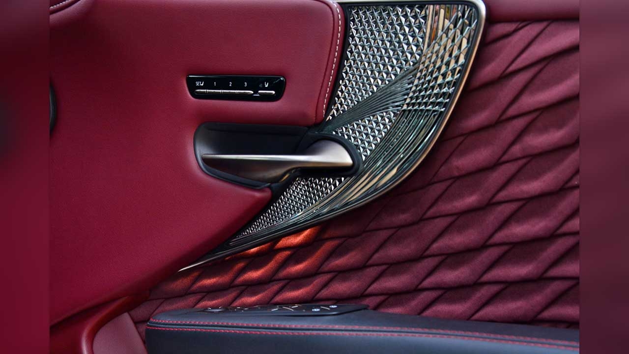 KIRIKO CUT GLASS แผงประตูประดับแก้วแกะสลักสุดอลังการใน LEXUS LS500h ...