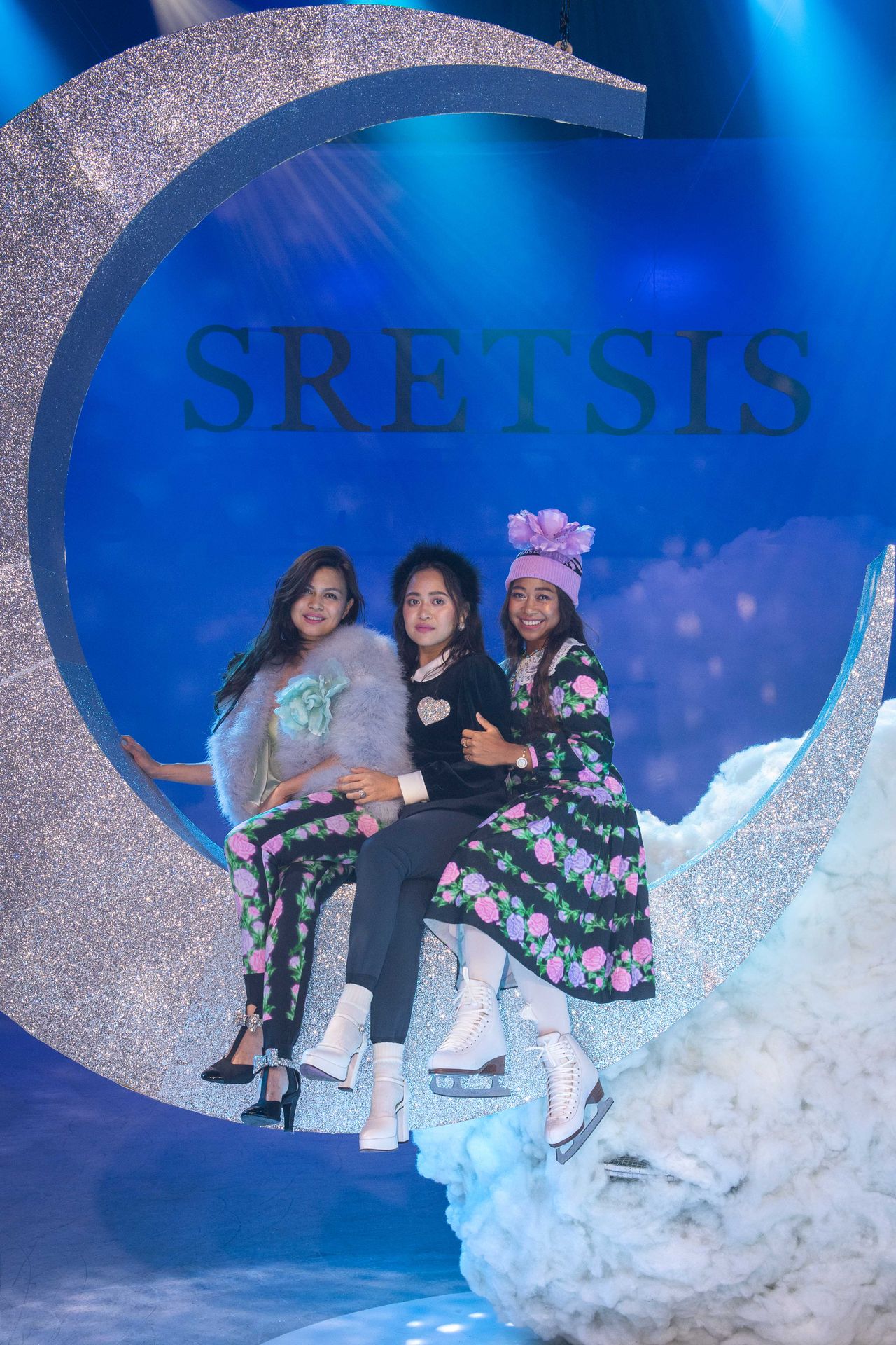 แฟชั่นโชว์ของ Sretsis ปลุกจิตวิญญาณเด็กผู้หญิงในตัวเราทุกคนให้ตื่น ...