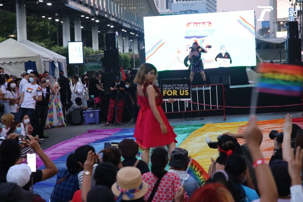 LGBTQ จัดแฟชั่นโชว์ชุดเจ้าสาวแฟนซี ชวนคนร่วมลงชื่อ สมรสเท่าเทียม ให้ถึง ...