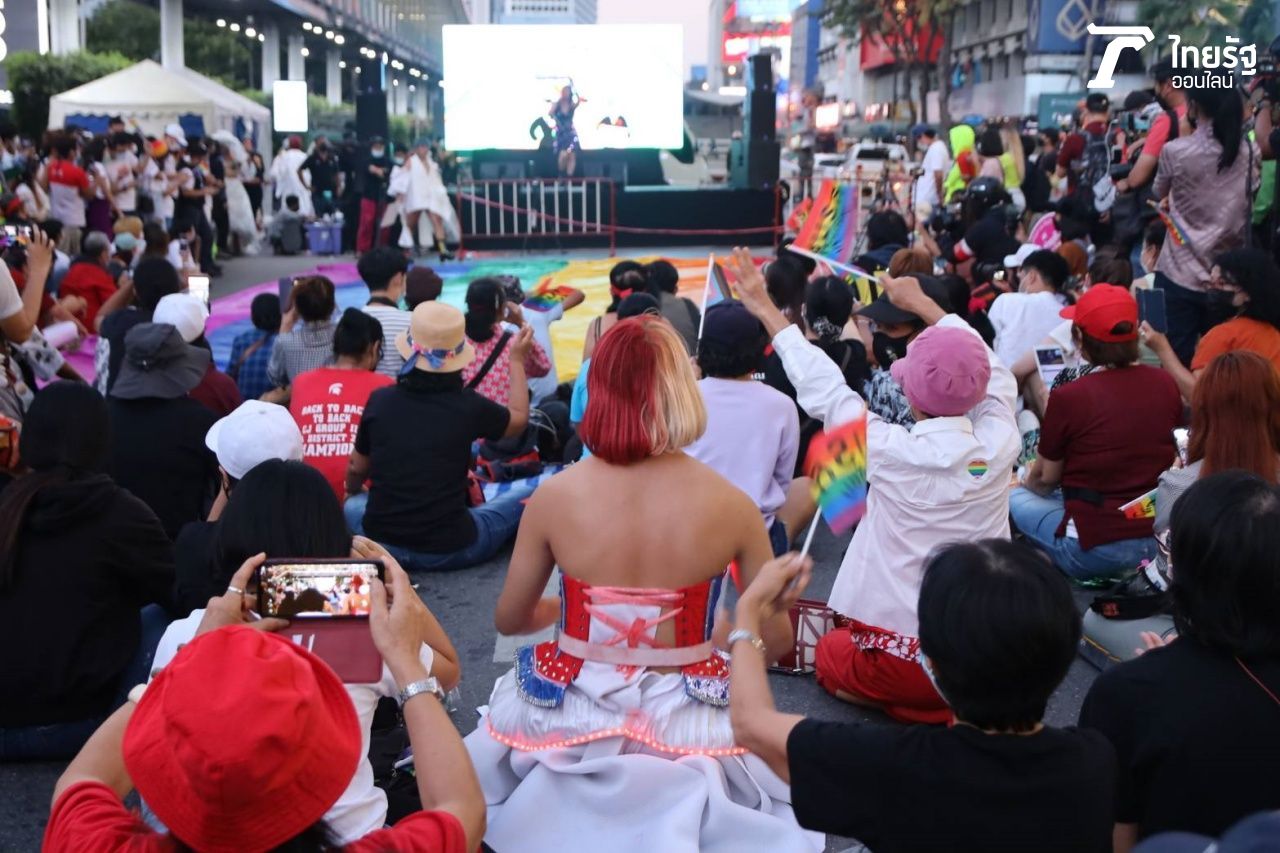 LGBTQ จัดแฟชั่นโชว์ชุดเจ้าสาวแฟนซี ชวนคนร่วมลงชื่อ สมรสเท่าเทียม ให้ถึง ...