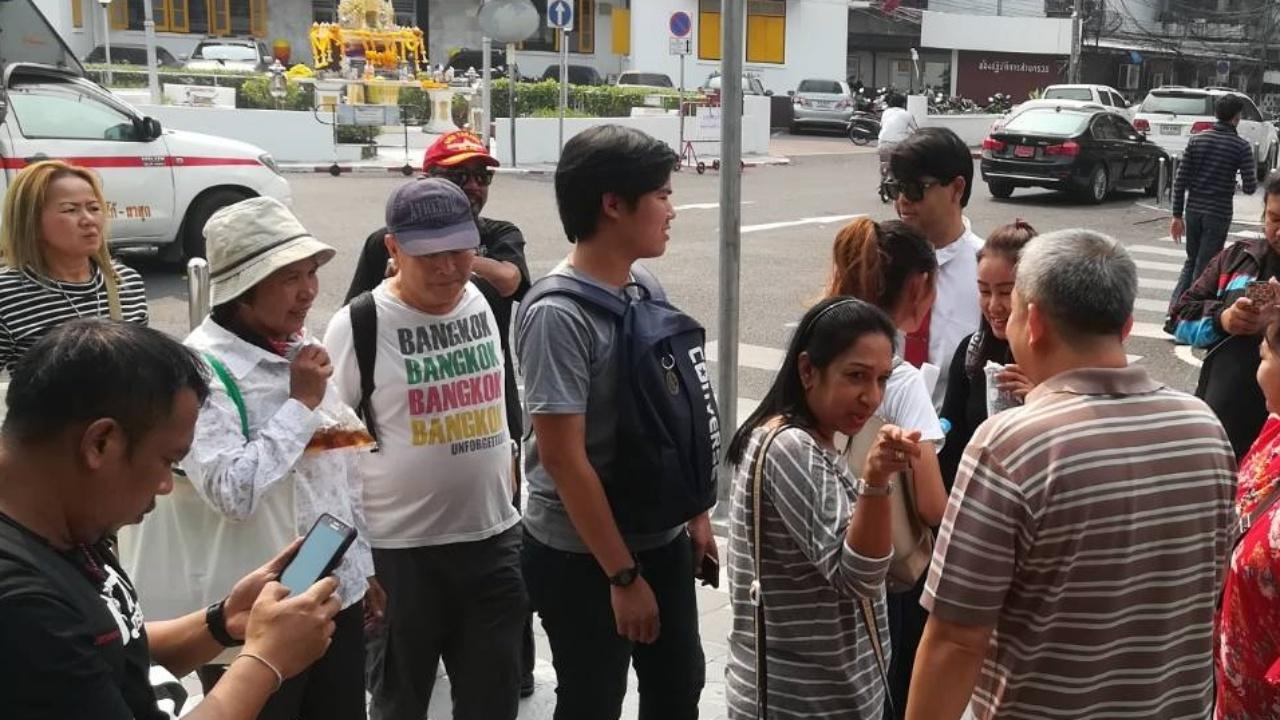 'MBK39' โผล่ชูป้ายหน้า สน.ปทุมวัน ยันพรุ่งนี้มาแน่! ตามหมายเรียก