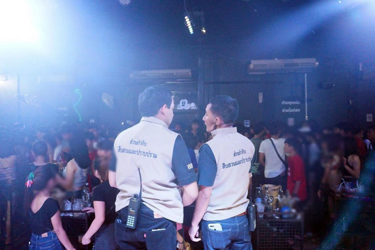 ปกครอง จับผับ CLUB 64 สุโขทัย ปล่อยเด็กต่ำกว่า 20 เข้า-เปิดเกินเวลา