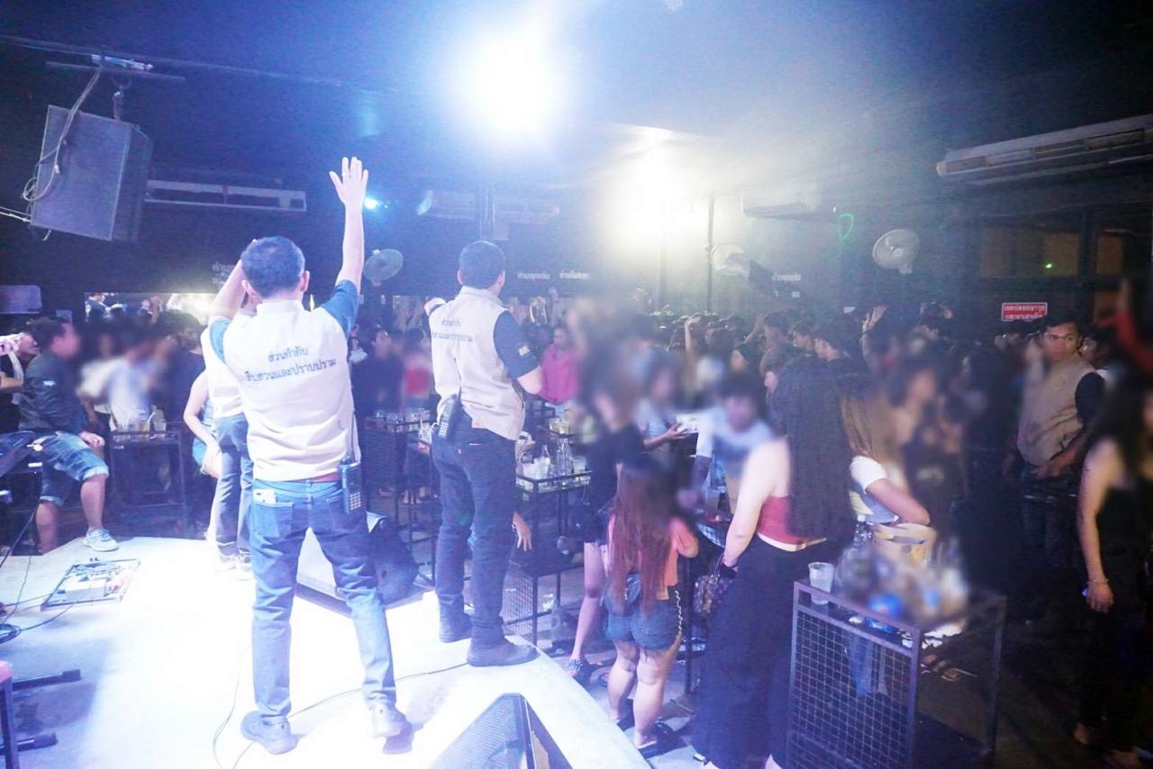 ปกครอง จับผับ CLUB 64 สุโขทัย ปล่อยเด็กต่ำกว่า 20 เข้า-เปิดเกินเวลา