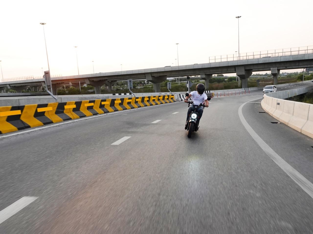 ETRAN จักรยานยนต์ไฟฟ้า จับมือ คาลเท็กซ์ – PTTRM ขยายสถานีสลับแบตเตอรี่ ...