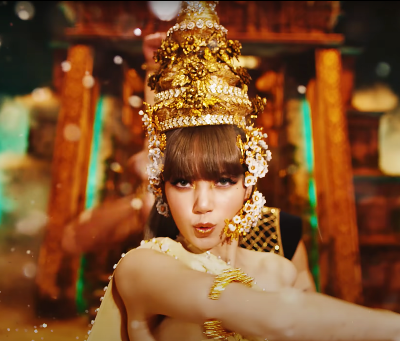 เปิดเบื้องหลัง 3 สัปดาห์ ASAVA เนรมิตชุดไทยในเอ็มวี LALISA ลิซ่า BLACKPINK