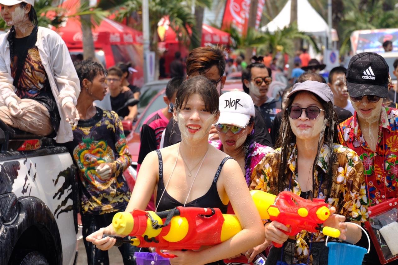 คนแน่นวันไหลพัทยา คึกคักปิดถนนเลียบชายหาด สาดน้ำ-ฉ่ำโชก ท่ามกลางอากาศ ...