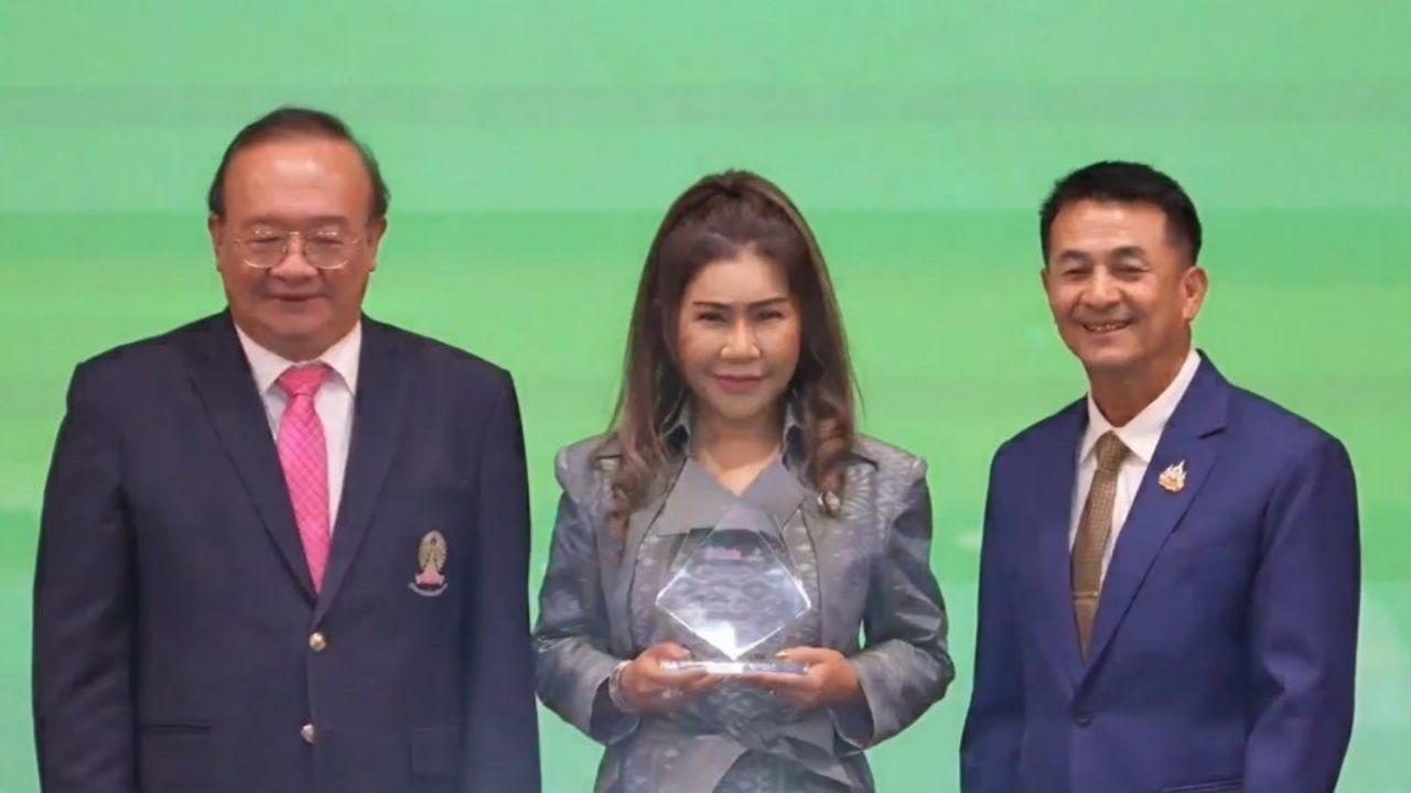 “ชลน่าน” ควงภรรยา ออกงานครั้งแรก ยันกำลังใจยังดี หลังหลุดเก้าอี้ สธ.