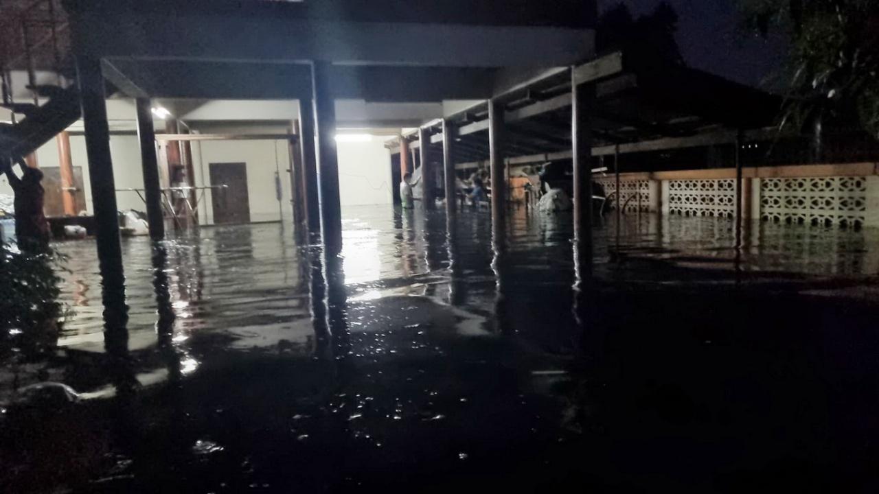 "คันดินถล่ม" เจ้าพระยาทะลัก ซัดบ้านพัง 2 จมอีกกว่า 50 หลังคาเรือน (คลิป)