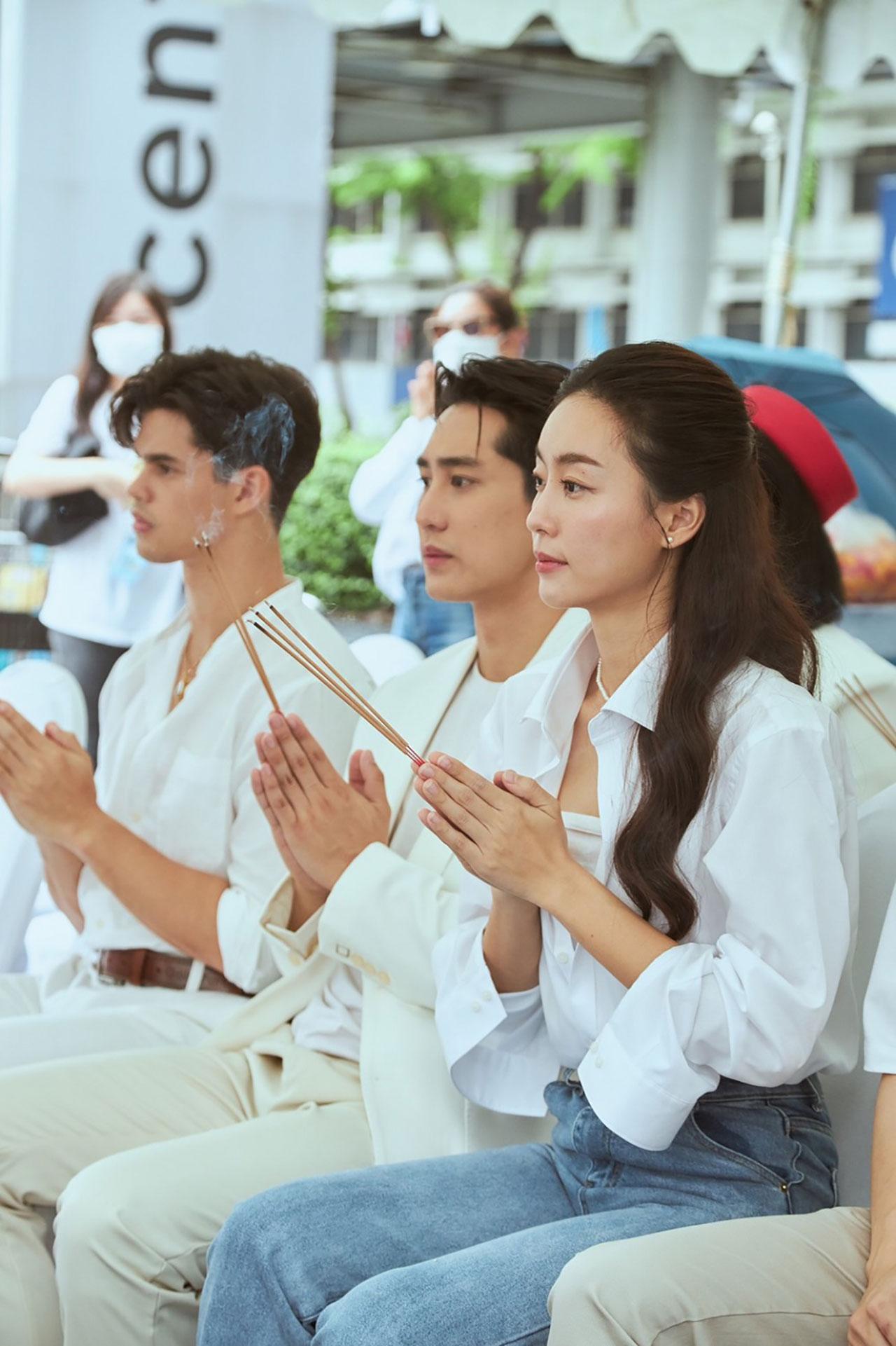 "ไบร์ท-นนกุล" นำทีมบวงสรวง "หอมกลิ่นความรัก" ซีรีส์วายพีเรียดเรื่องแรก