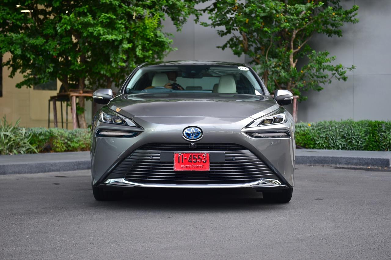 สัมผัสแรกอย่างเนียน ทดสอบ รถยนต์ไฟฟ้าพลังไฮโดรเจน TOYOTA MIRAI เติม 5 นาที วิ่งไกล 800 กิโลเมตร!