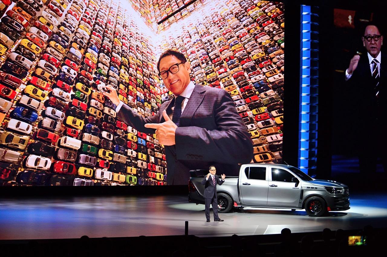 AKIO TOYODA ประธานบริหาร TOYOTA เปิดตัวรถกระบะต้นแบบสองรุ่นในงาน 60 ปี ...