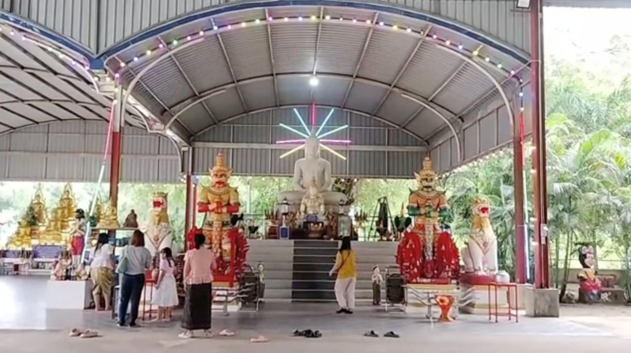 คอหวยกลับมาขอ "เลขเด็ดงวดนี้" จาก "ท้าวเวสสุวรรณ" ไปเสี่ยงโชค 1/8/67