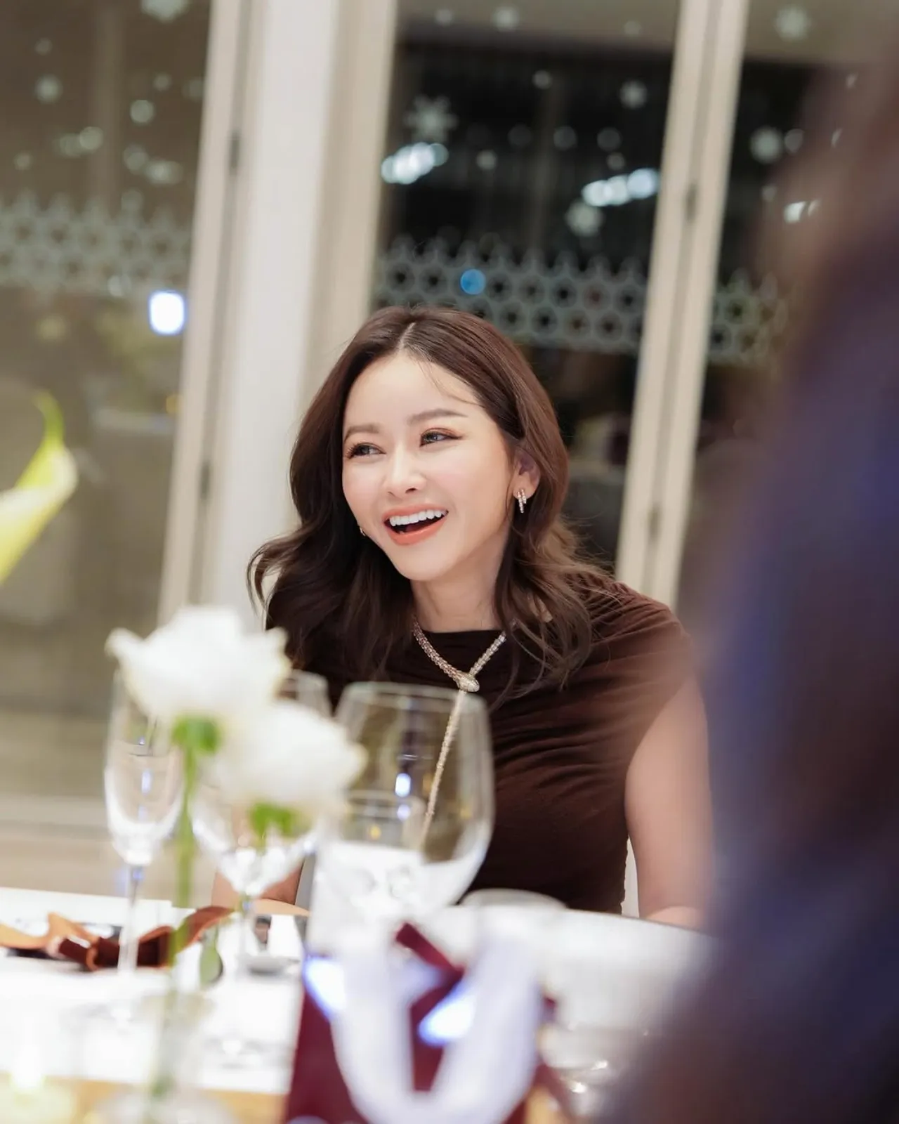 ทำความรู้จัก มาดามเมนี่ นักธุรกิจสาวสวยเพื่อน มดดำ ที่ถูกโยงดารายืมของ 62 ล้าน | SootinClaimon.Com