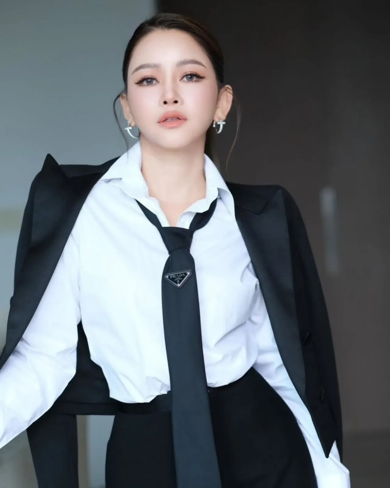 ทำความรู้จัก มาดามเมนี่ นักธุรกิจสาวสวยเพื่อน มดดำ ที่ถูกโยงดารายืมของ 62 ล้าน | SootinClaimon.Com