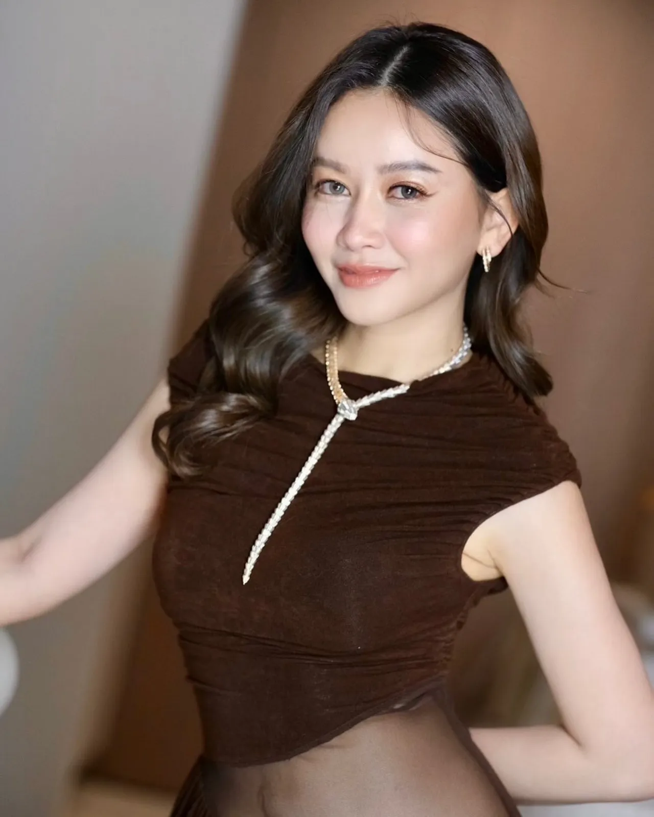 ทำความรู้จัก มาดามเมนี่ นักธุรกิจสาวสวยเพื่อน มดดำ ที่ถูกโยงดารายืมของ 62 ล้าน | SootinClaimon.Com