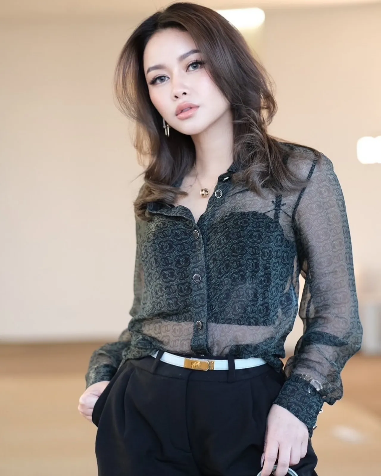 ทำความรู้จัก มาดามเมนี่ นักธุรกิจสาวสวยเพื่อน มดดำ ที่ถูกโยงดารายืมของ 62 ล้าน | SootinClaimon.Com