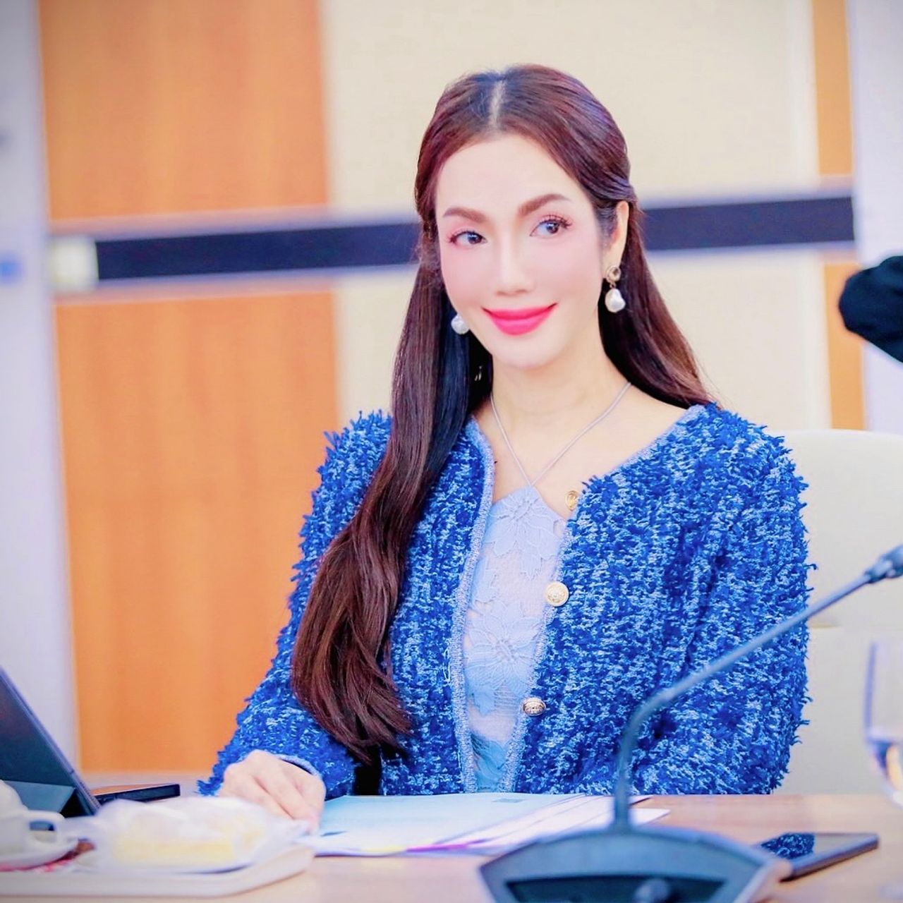 อ๋อม สกาวใจ ยืนถ่ายรูปคู่รถเก่า 2 คัน แต่คอหวยโฟกัสเลขทะเบียนเหมือนกันเป๊ะ