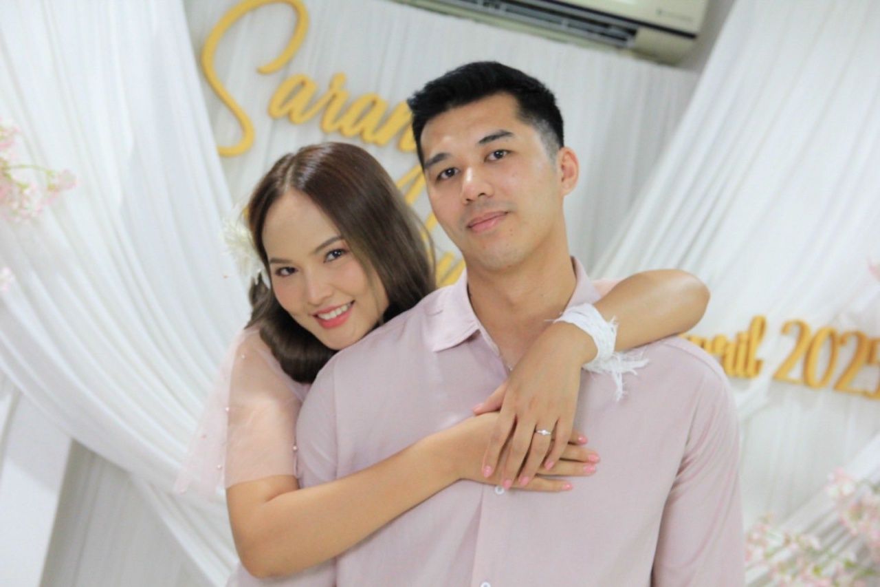 คนร่วมยินดี เอิ้นขวัญ วรัญญา นักร้องลูกทุ่ง 100 ล้านวิว เข้าพิธีหมั้นเรียบง่าย