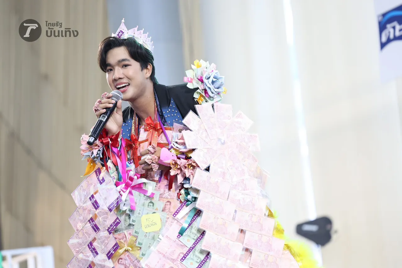 เพชร คฑาวุธ เสิร์ฟความสนุก เหล่าแม่ยกสุดฟิน ลุกขึ้นม่วนจอยหน้าเวที | SootinClaimon.Com