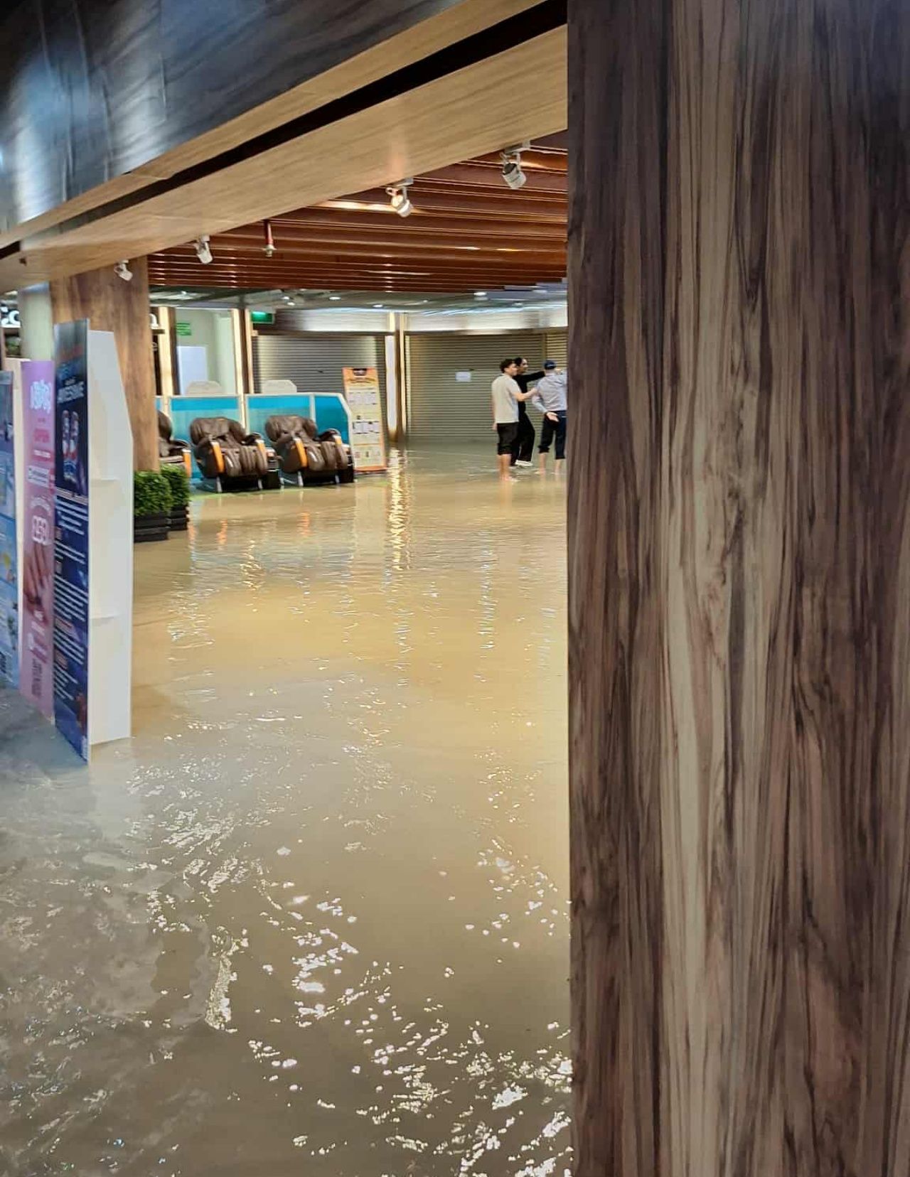 ฝนหนัก น้ำทะลักท่วม MRT ศูนย์วัฒนธรรม เจ้าหน้าที่เร่งแก้ไข