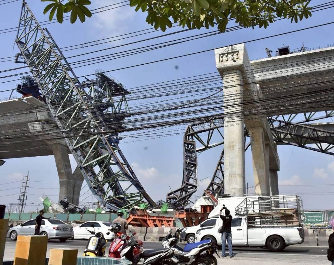 Highway Department Orders 24-Hour Closure of Main Lanes to Clear Fallen ...