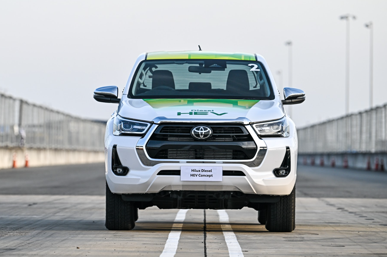 สัมผัสแรก ทดสอบสั้นกระบะต้นแบบ TOYOTA HILUX ไฮโดรเจน FCEV / ไฟฟ้า BEV ...