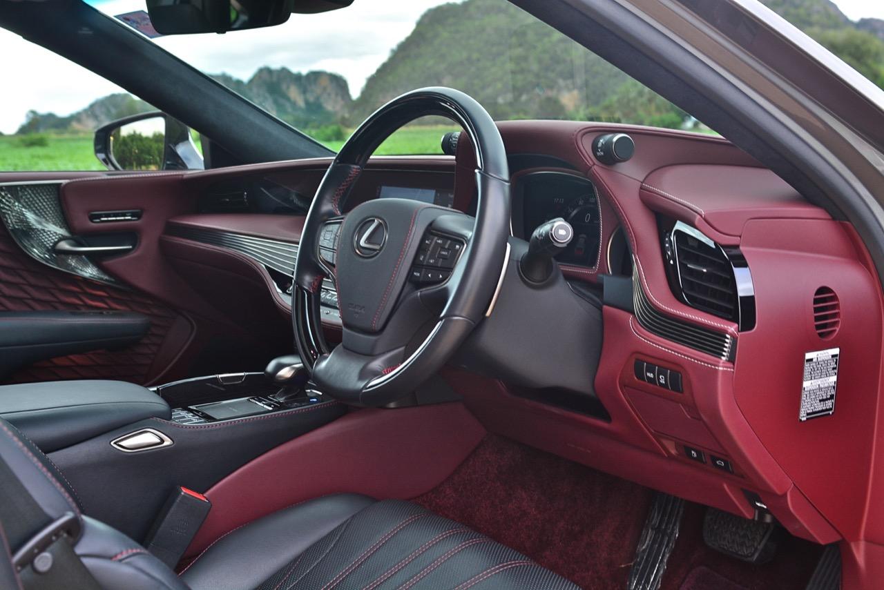 KIRIKO CUT GLASS แผงประตูประดับแก้วแกะสลักสุดอลังการใน LEXUS LS500h ...