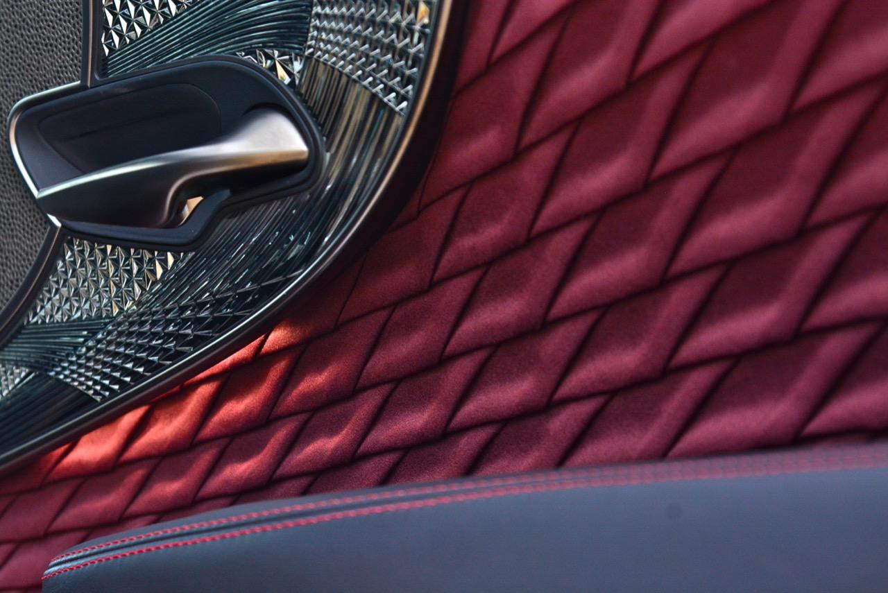 KIRIKO CUT GLASS แผงประตูประดับแก้วแกะสลักสุดอลังการใน LEXUS LS500h ...