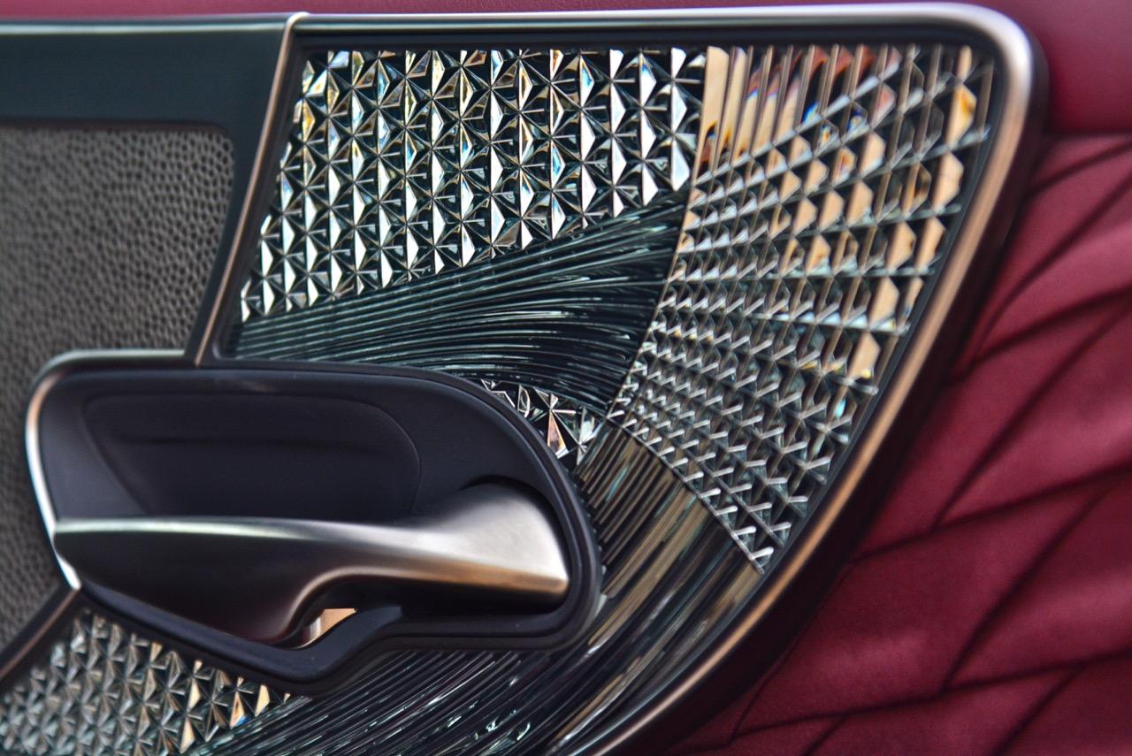 KIRIKO CUT GLASS แผงประตูประดับแก้วแกะสลักสุดอลังการใน LEXUS LS500h ...