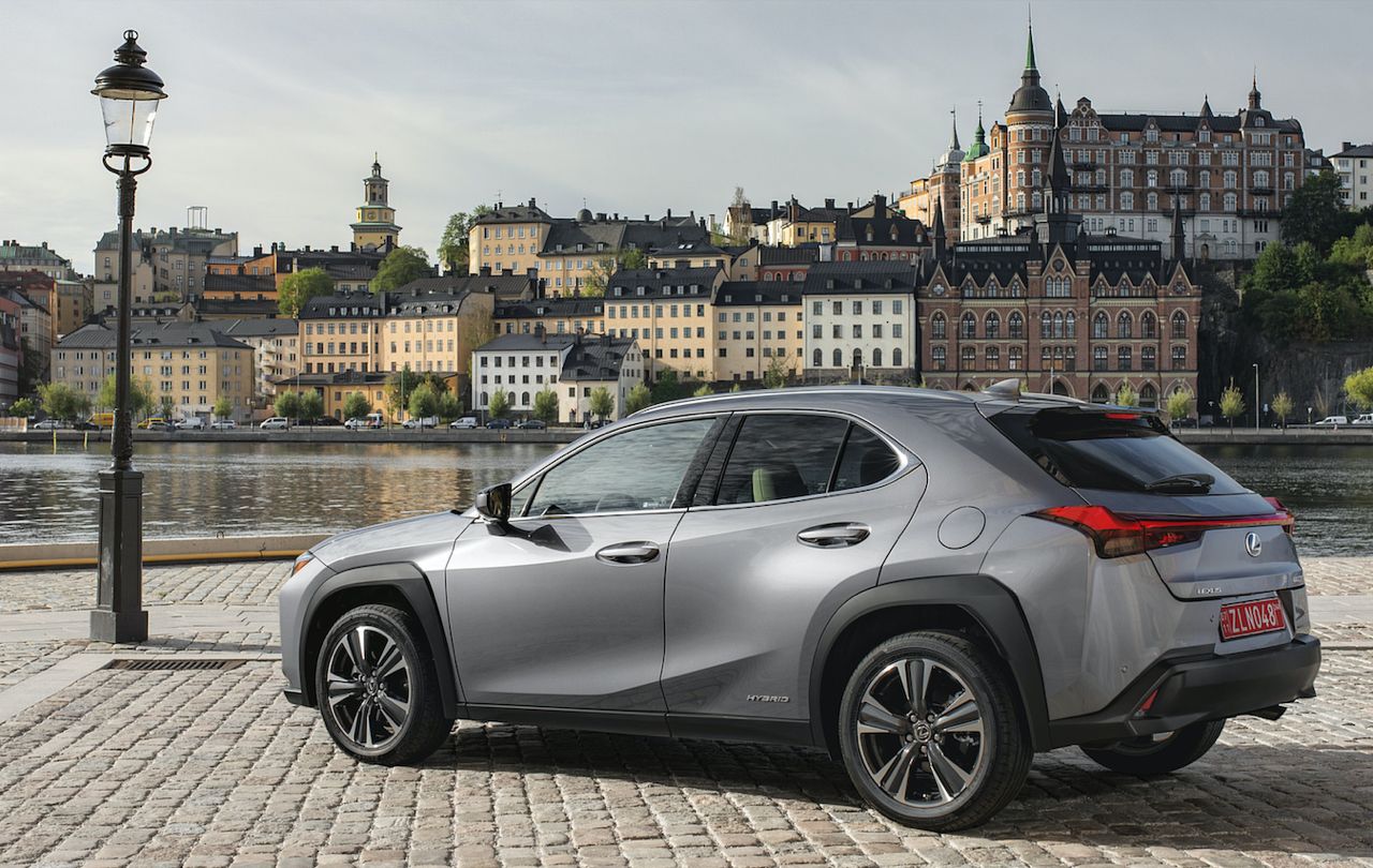 20 กิโล-ลิตร C-HR ว่าหล่อแต่ขอคันนี้ดีกว่า LEXUS UX250h ทดสอบทางไกลในสวีเดน