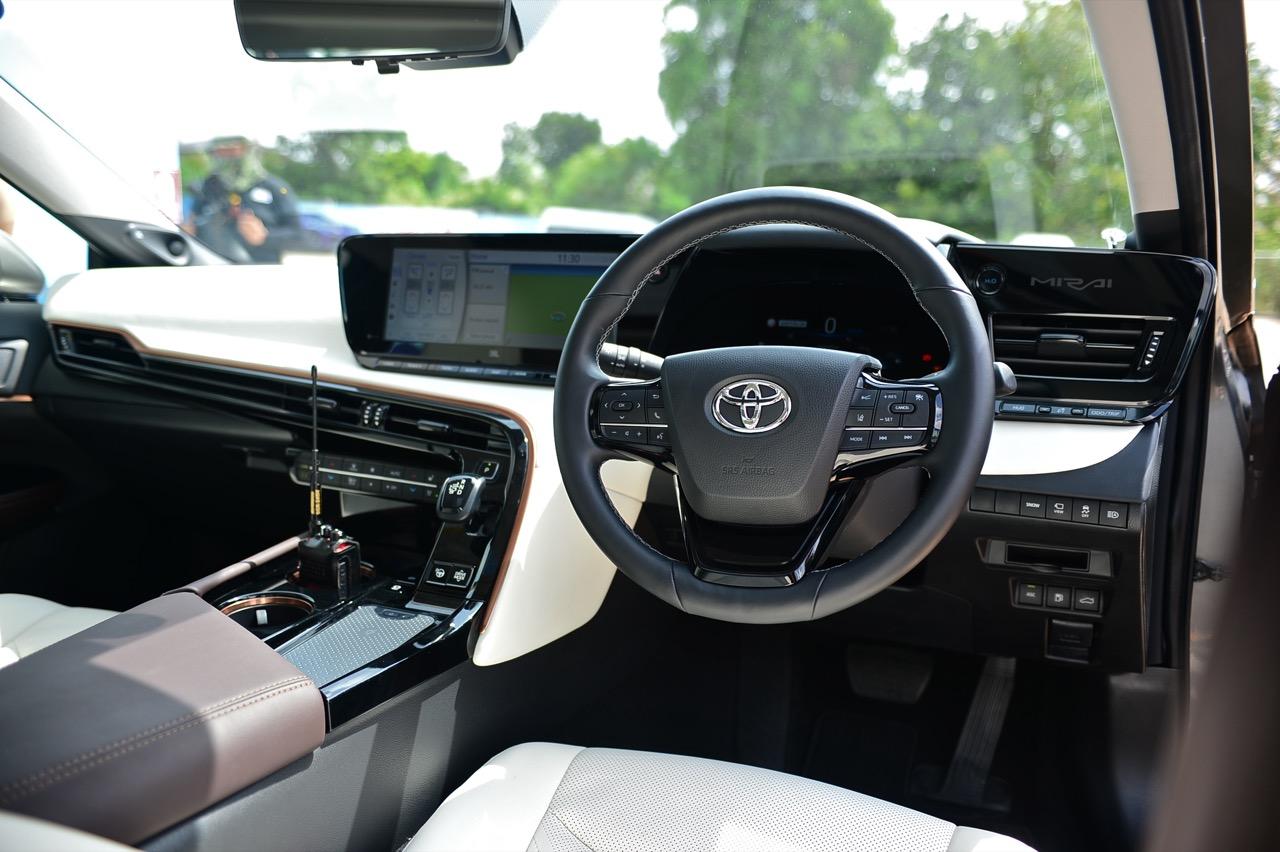 สัมผัสแรกอย่างเนียน ทดสอบ รถยนต์ไฟฟ้าพลังไฮโดรเจน TOYOTA MIRAI เติม 5 นาที วิ่งไกล 800 กิโลเมตร!