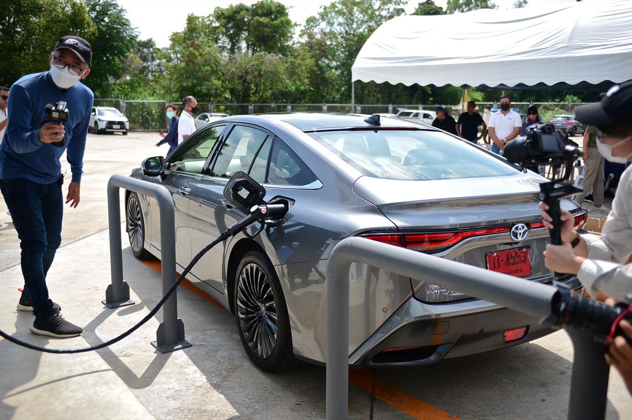 สัมผัสแรกอย่างเนียน ทดสอบ รถยนต์ไฟฟ้าพลังไฮโดรเจน TOYOTA MIRAI เติม 5 นาที วิ่งไกล 800 กิโลเมตร!
