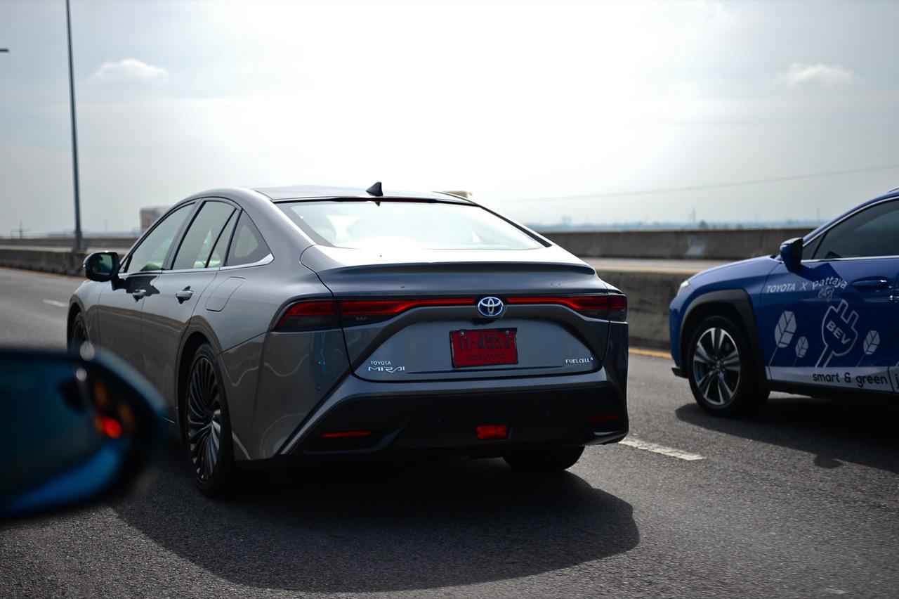 สัมผัสแรกอย่างเนียน ทดสอบ รถยนต์ไฟฟ้าพลังไฮโดรเจน TOYOTA MIRAI เติม 5 นาที วิ่งไกล 800 กิโลเมตร!