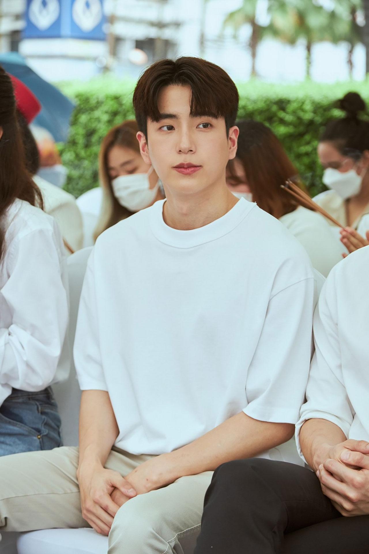 "ไบร์ท-นนกุล" นำทีมบวงสรวง "หอมกลิ่นความรัก" ซีรีส์วายพีเรียดเรื่องแรก