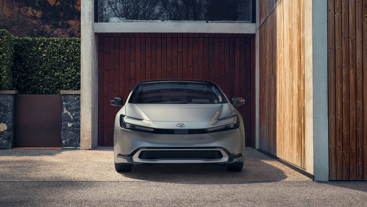 เสียบปลั๊กชาร์จไฟ วิ่งมอเตอร์ไกล 69 กิโลเมตร Toyota new Prius Plug-in ...