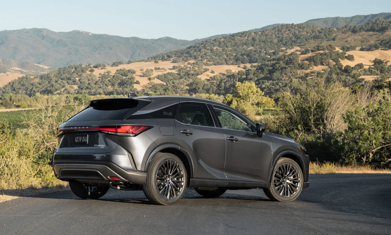 โผล่โชว์ตัวในมอเตอร์เอ็กซ์โป อย่างหรู Lexus new RX 450h+ CHARGE