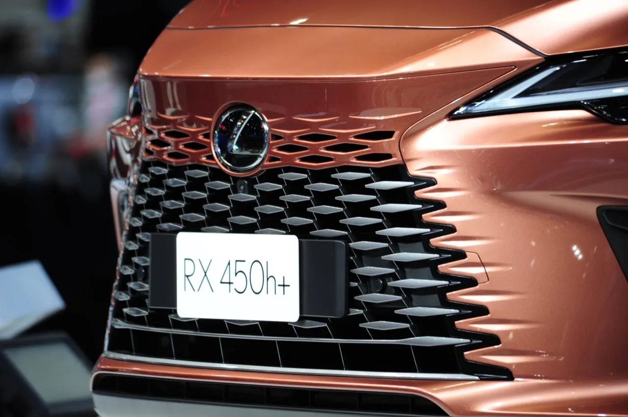 โผล่โชว์ตัวในมอเตอร์เอ็กซ์โป อย่างหรู Lexus new RX 450h+ CHARGE