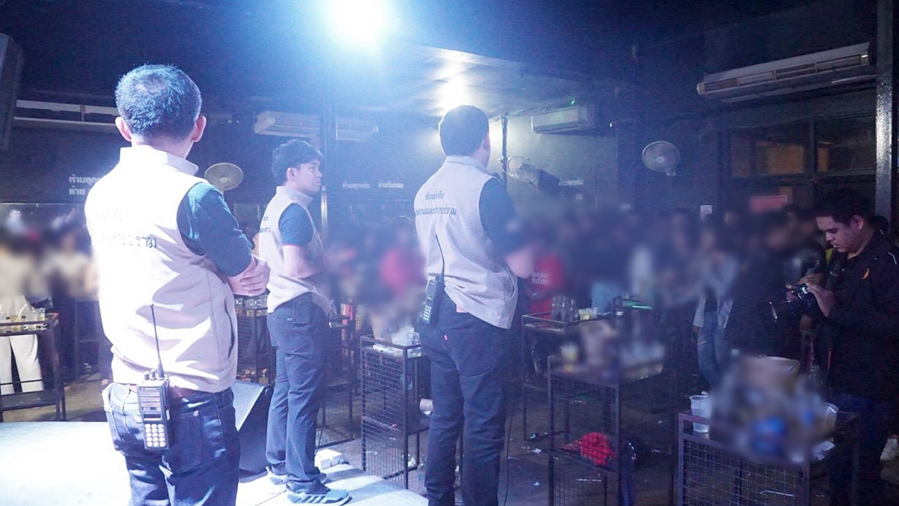 ปกครอง จับผับ CLUB 64 สุโขทัย ปล่อยเด็กต่ำกว่า 20 เข้า-เปิดเกินเวลา