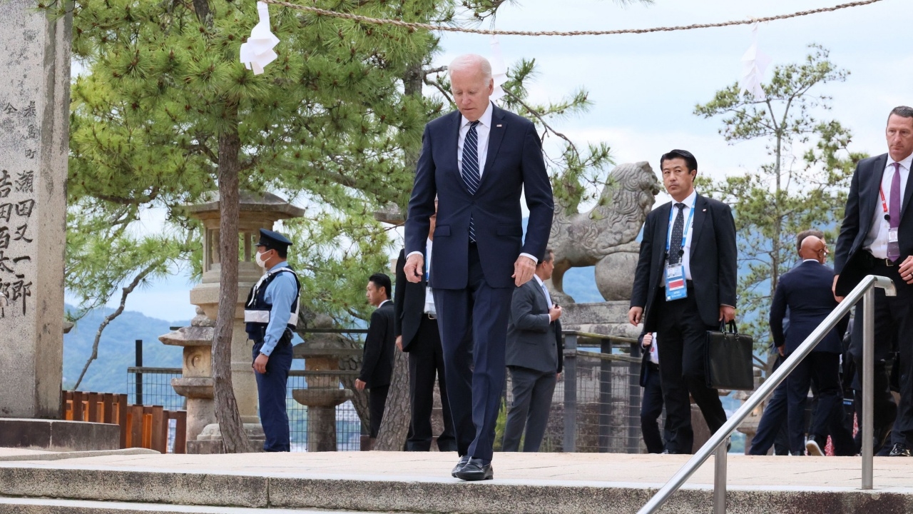 โจ ไบเดนเกือบสะดุดล้มตรงบันได ระหว่างไปร่วมประชุมจี 7 (คลิป) | SootinClaimon.Com