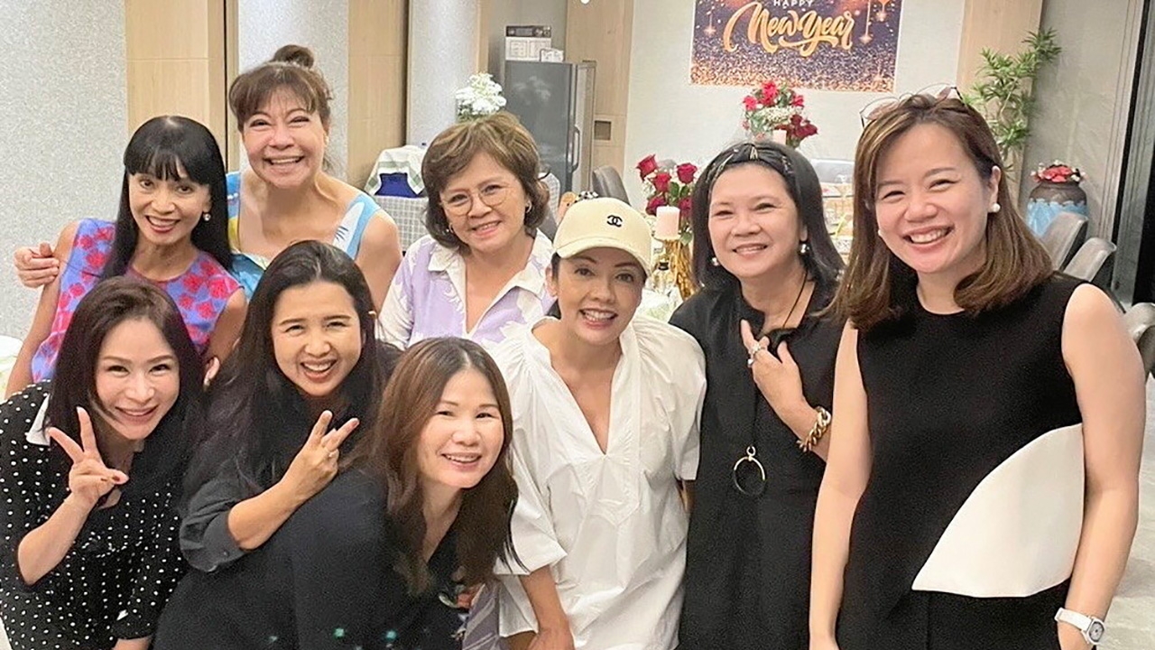 สาวๆ กลุ่ม Ladies คึกคัก นัดเที่ยวบ้านใหม่ของ "วันเพ็ญ ธนธรรมสิริ" กันบ้านสนั่น