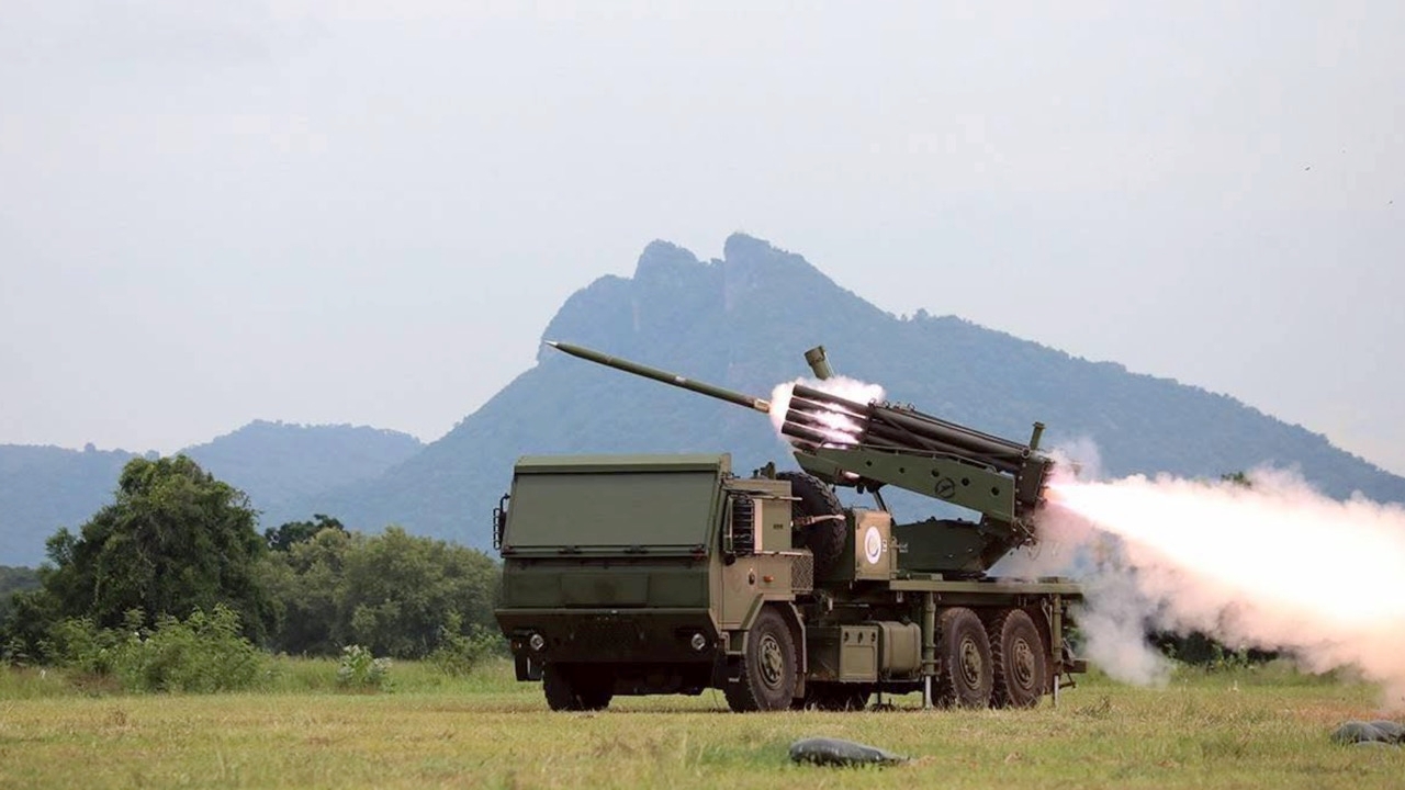 ยิงช่องบก ตกพนมเปญ รถฐานยิงจรวดหลายลำกล้องแบบ D11A กองทัพบกไทย